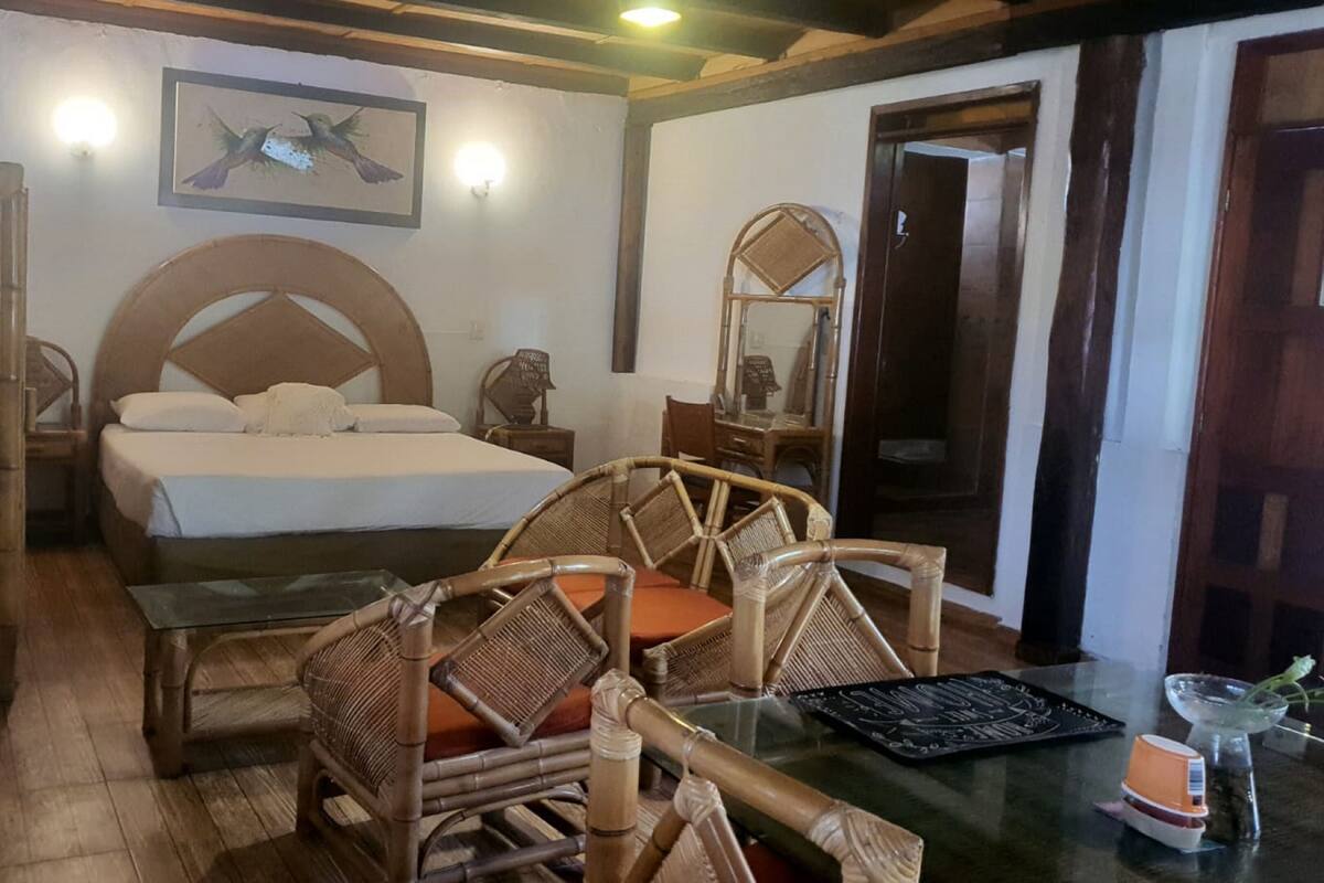 Suite-Estúdio de Luxo, vista para o jardim, junto à piscina | Secretária, Wi-fi grátis, roupa de cama fornecida