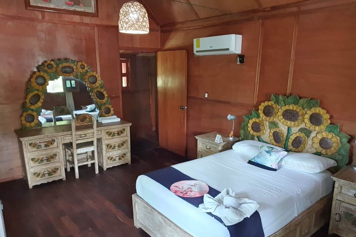 Cabana de Madeira Deluxe, 1 cama de casal, vista para o jardim, na torre | Secretária, Wi-fi grátis, roupa de cama fornecida