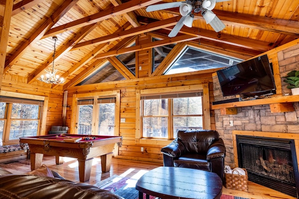 The Honeymooner: Private Hot Tub  Pool Table  - Brand New Hot Tub! - Gatlinburg