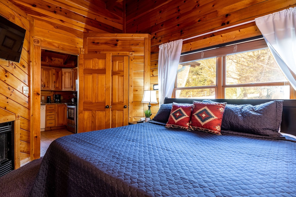 The Honeymooner: Private Hot Tub 😍 Pool Table 🎱 - Brand New Hot Tub! - Gatlinburg