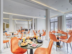 Café da manhã com buffet todos os dias (EUR 23.50 por pessoa)