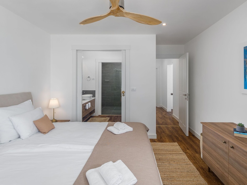 Nice Apartment In Villa With A/c, Private Pool, Wifi, Tv, Terrace, Pets Allowed And Parking - Bale