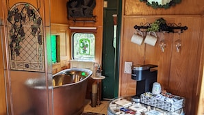 Casa de banho compacta de RV com lavatório, sanita e pequeno frigorífico.