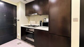 Estúdio Deluxe | Cozinha privada | Um frigorífico, um micro-ondas, um forno, uma torradeira