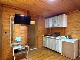 EFSANE BUNGALOW | Cozinha privada | Uma cafeteira/bule, uma chaleira elétrica, mesas de jantar 