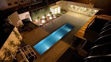 Piscina exterior, guarda-sóis, espreguiçadeiras