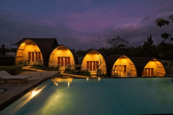 Piscina externa, espreguiçadeiras