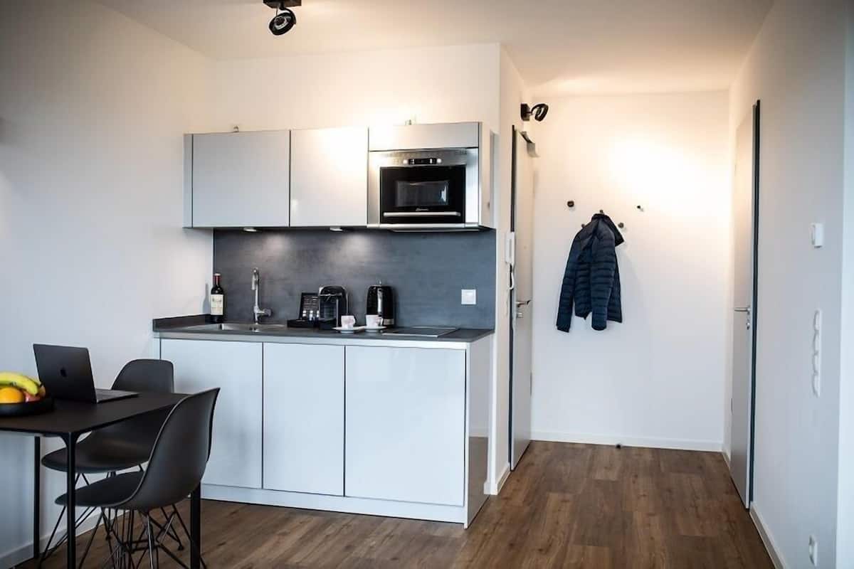 Apartamento Standard | Cozinha privada | Uma máquina de café expresso, um frigorífico/congelador grande