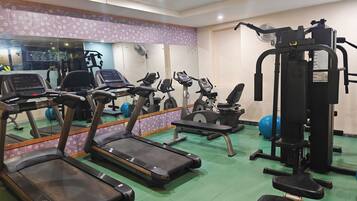 Academia com esteiras, elípticos e equipamentos de musculação.