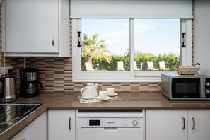 Vila exclusiva (Hyacinth) | Cozinha privada | Geladeira grande, micro-ondas, fogão, cooktop