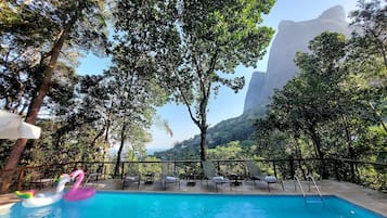 Piscina exterior, da(s) 9:00 à(s) 22:00, guarda-sóis, espreguiçadeiras