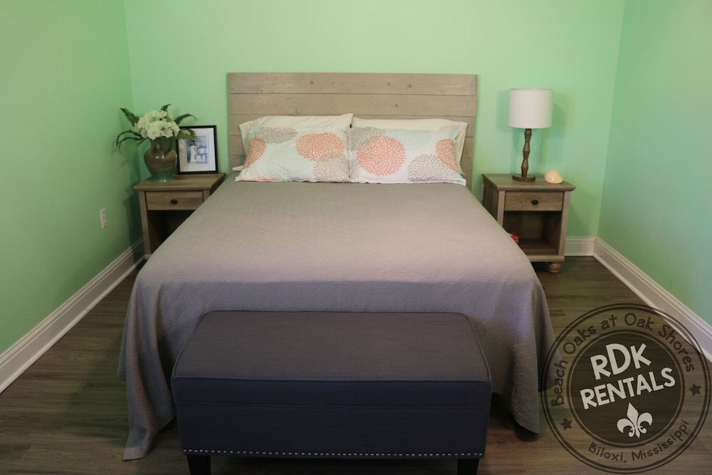 Beach Oaks Condo - Short Walk To The Beach - Biloxi, MS