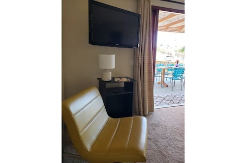 Private And Peaceful Stylish Home With Pool In San Diego County - Fallbrook, CA