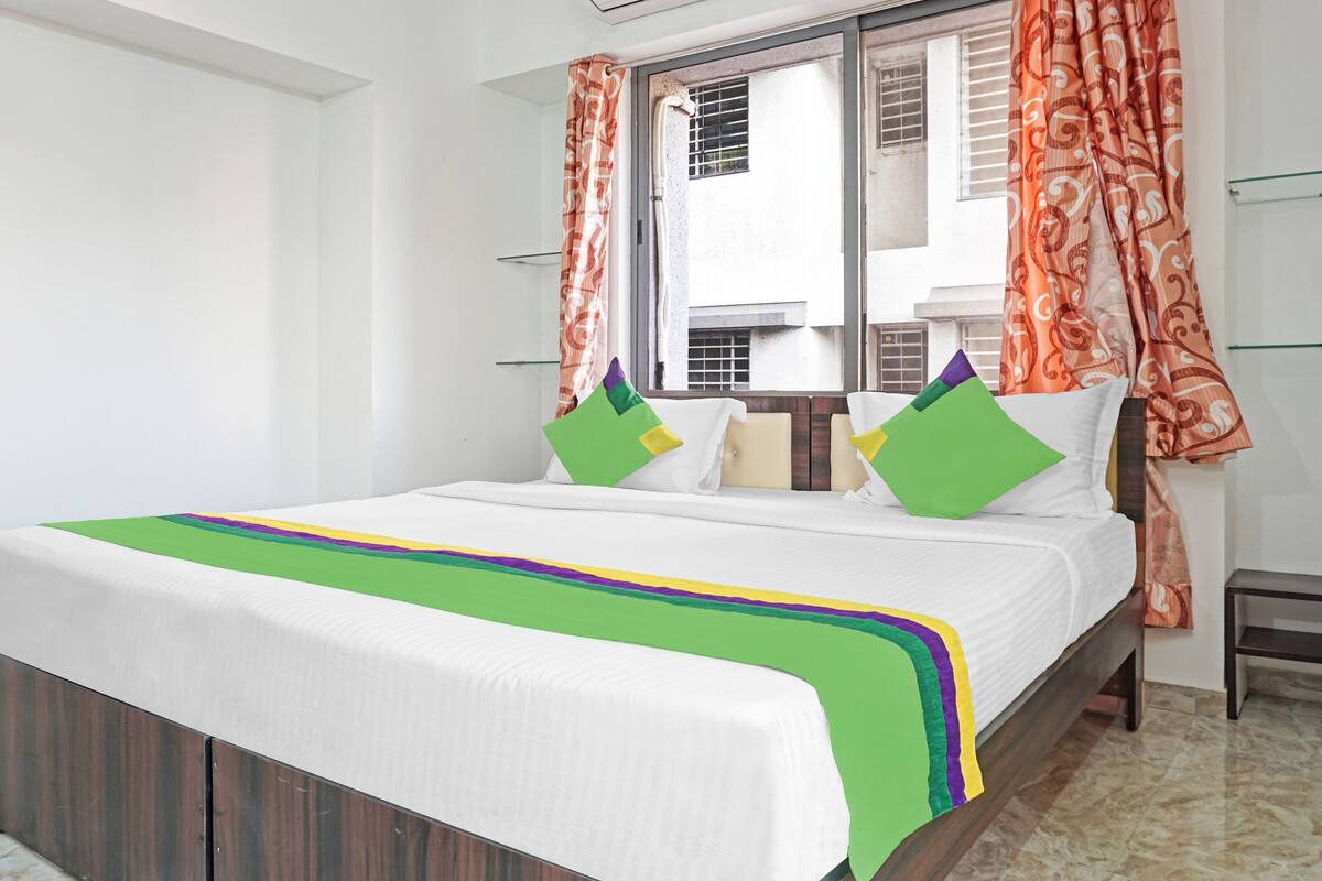 Quarto casal luxo | Escrivaninha, ferros/tábuas de passar roupa