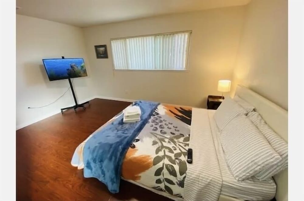 2-12 People 4 Bedrooms 6 Beds 2 Bathroom, Free Parking, Pets Friendly - Fontana, CA
