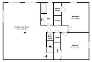 Planta baixa com sala de entretenimento, dois quartos, um banheiro, um closet espaçoso e um armário embaixo da escada.