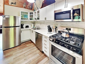 Casa, várias camas, banheira de hidromassagem grande, vista para a montanha | Cozinha privada | Um frigorífico, um micro-ondas, um forno, uma placa de cozinha