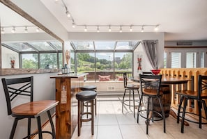Casa, várias camas, banheira de hidromassagem grande | Cozinha privada | Um frigorífico, um micro-ondas, um forno, uma placa de cozinha