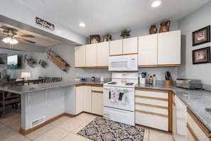 Casa, várias camas, banheira de hidromassagem grande | Cozinha privada | Um frigorífico, um micro-ondas, um forno, uma placa de cozinha