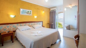 Quarto Superior, banheira de hidromassagem grande, vista parcial para o oceano