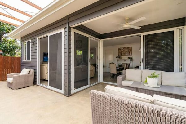 The Pandanus House \/ Lush Garden\/ 2 Car Garage - Brisbane