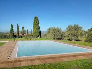 Piscina exterior sazonal, guarda-sóis, espreguiçadeiras 