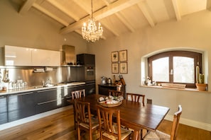Villa Solaura | Cozinha privada | Um frigorífico/congelador grande, um forno, uma placa de cozinha 