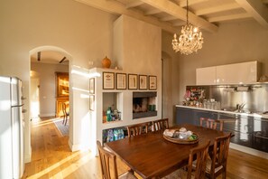 Villa Solaura | Cozinha privada | Um frigorífico/congelador grande, um forno, uma placa de cozinha 
