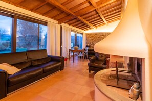 Villa Chiaranotte | Sala de estar | Televisor de ecrã plano de 32 polegadas com canais digitais, televisor 