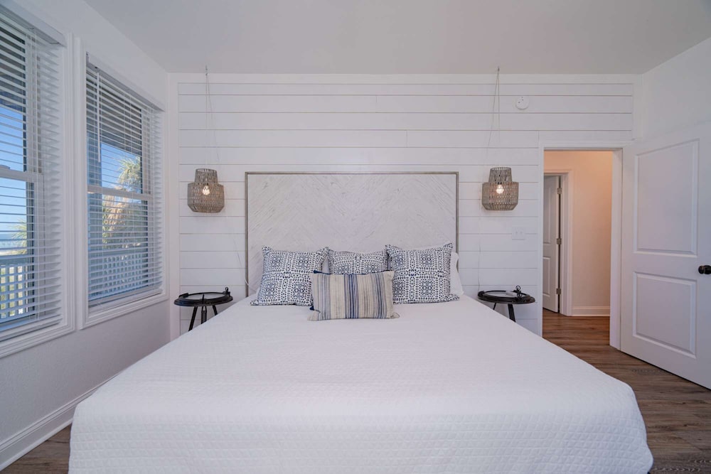 New!! Stunning Gulf Front, Private Pool, Sleeps 16 - Mexico Beach, FL