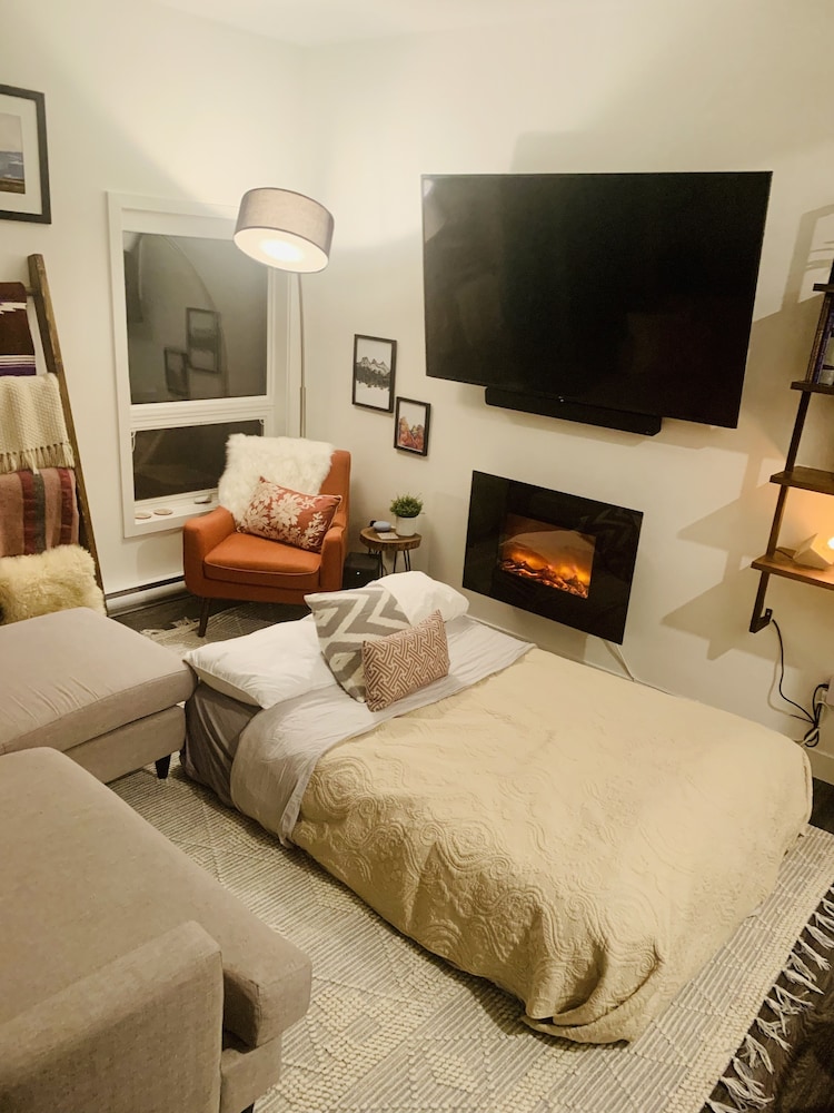 Hot Tub, 3 Min To Resort, Fully Stocked Kitchen Complimentary Local Coffee - Revelstoke