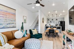 Apartamento em Condomínio Fechado, 3 quartos | Sala de estar | Smart TV 