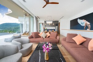 4 Bedroom Private Pool Villa | Área de estar | Smart TV 40 polegadas com canais a cabo, TV