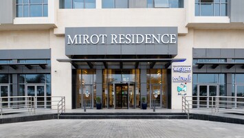 Um edifício moderno com uma placa que diz 'MIROT RESIDENCE'.