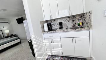 Estúdio, 1 quarto, sacada | Cozinha privada