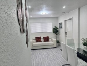 Apartamento, 2 quartos, terraço, vista para a cidade | Área de estar