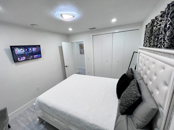 💎💎Stylish 2 Bedrooms Apartment By Miami Airport - Zoo Miami, Miami
