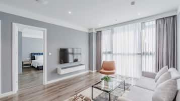 Apartamento, 2 quartos | Sala de estar | Smart TV de 50 polegadas com canais digitais, televisor