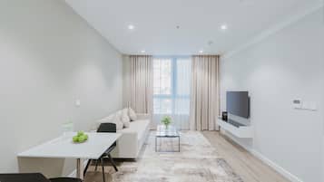 Apartamento, 1 quarto | Sala de estar | Smart TV de 50 polegadas com canais digitais, televisor