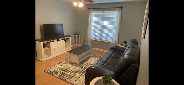 1st Floor Clean Beautiful Knoxville Condo - Neyland Stadium Knoxville