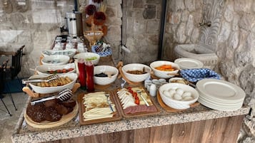 Pequeno-almoço tipo buffet diário incluído