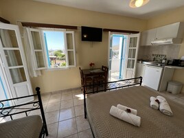 Quarto Triplo | Roupa de alta qualidade, cofre no quarto, secretária