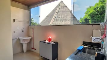 Quarto Superior | Cozinha privada | Um micro-ondas no espaço comum, um forno, utensílios de cozinha