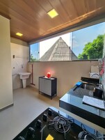 Quarto superior | Cozinha privada | Micro-ondas em uma área comum, fogão