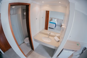 Quarto standard | Banheiro | Banheira e chuveiro separados, toalhas de banho