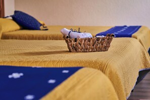 Quarto Triplo Standard, várias camas | Secretária, ferro/tábua de engomar, Wi-fi grátis 