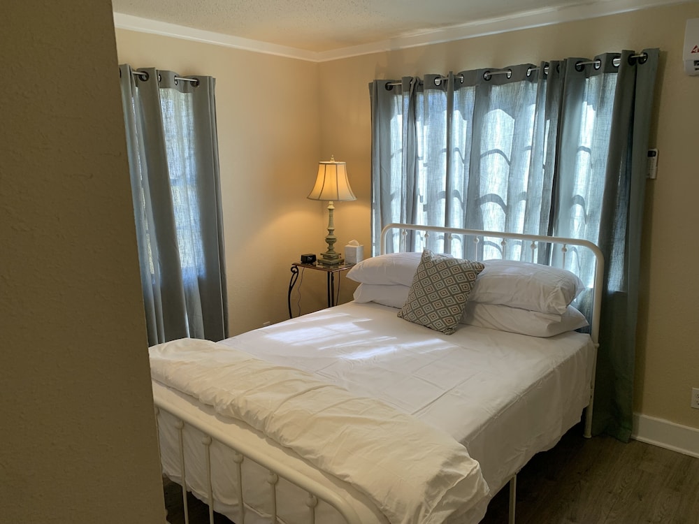 Charming Bay House Bungalow - Close To All Rockport Activities - Bayside, TX