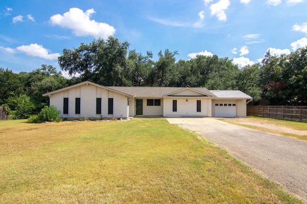 Spacious 4 Bedroom With Huge Backyard & Workspaces - Leander, TX