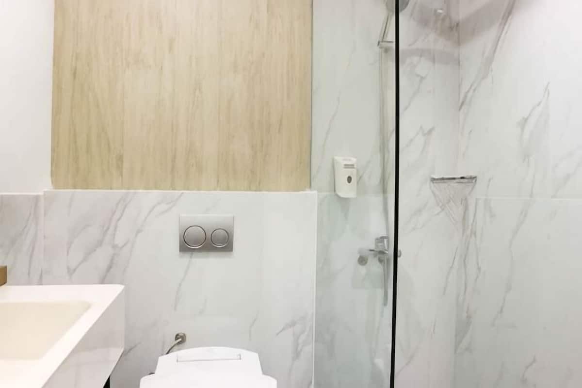 Um polibã, um chuveiro fixo, artigos de higiene pessoal grátis