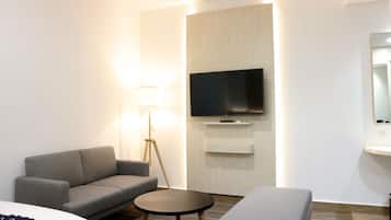 Quarto casal luxo | Área de estar | TV LED 32 polegadas com canais a cabo, TV